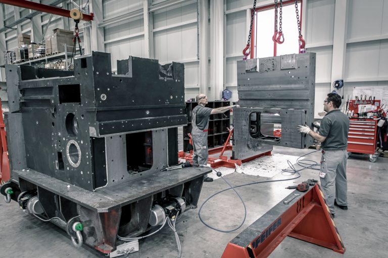 Hermle giet machinebedden in eigen gieterij - Technishow